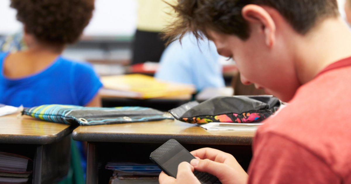 As Schools Lift Bans on Cell Phones, Educators Weigh Pros and Cons | NEA